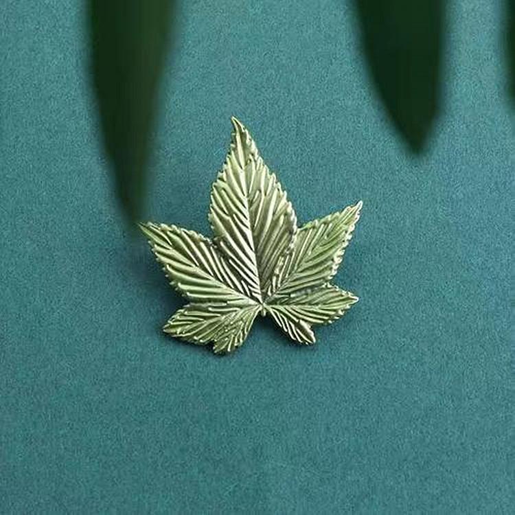Marijuana Leaf Enamel Pin - Puffing Bird